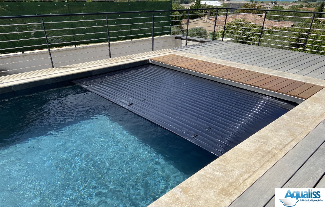 Le volet de piscine : un atout contre l’évaporation d’eau - Aqualiss